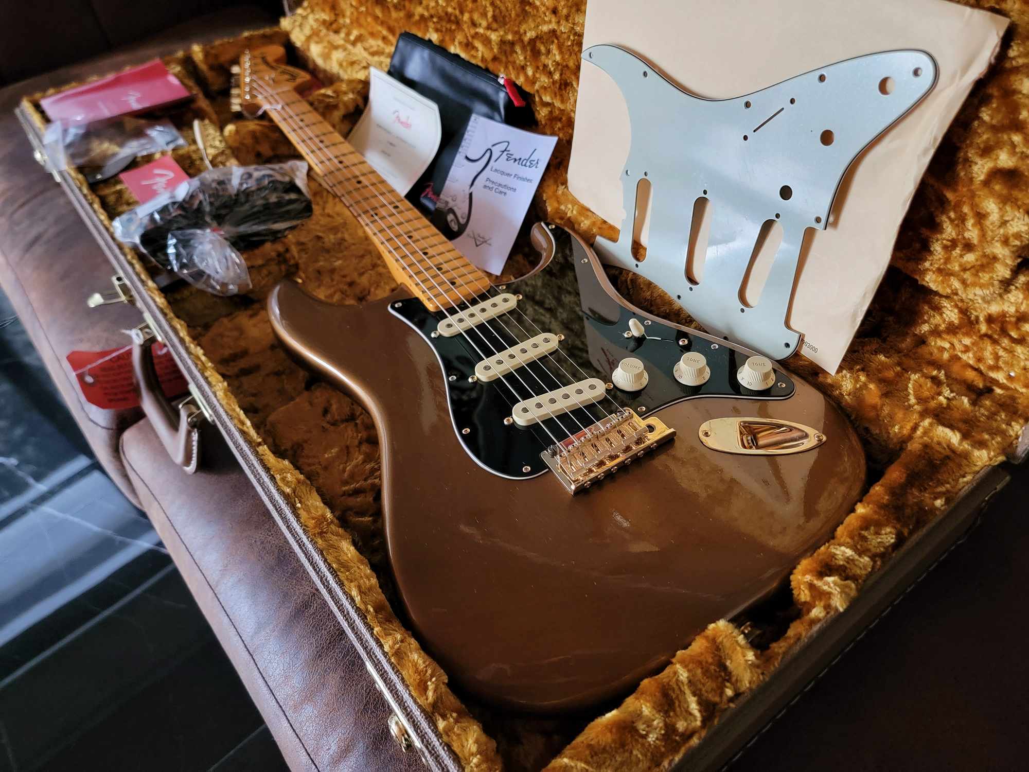 Fender Stratocaster Bruno Mars Signature 2023 - Mars Mocha - Guitars Home